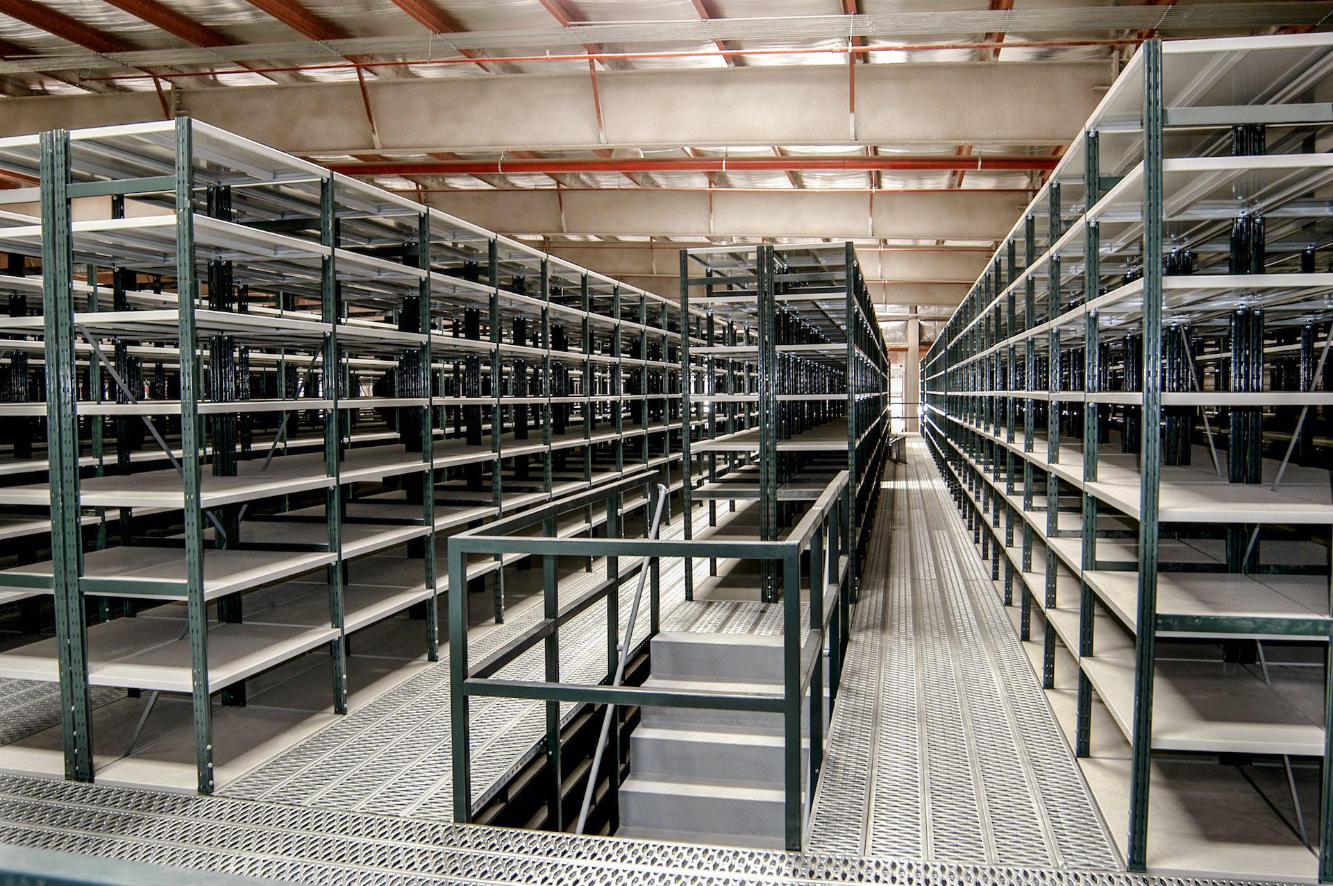 Unimondial | Modular metal shelving | ROSSS